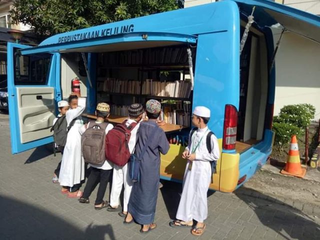 Manfaatkan Waktu Luang Dengan Membaca di Perpus Keliling