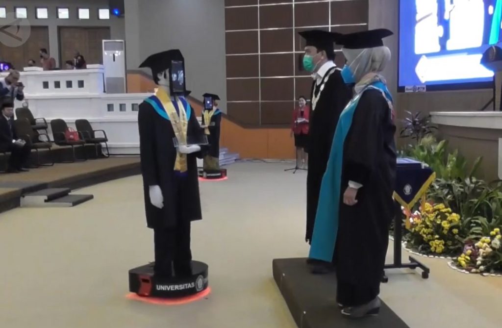 Robot Pun Ikuti Wisuda di Undip
