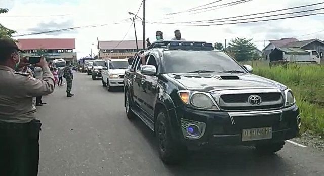 Mobil Patwal Korlantas Polri Antarkan Pengungsi Pulang ke Sungai Tabuk