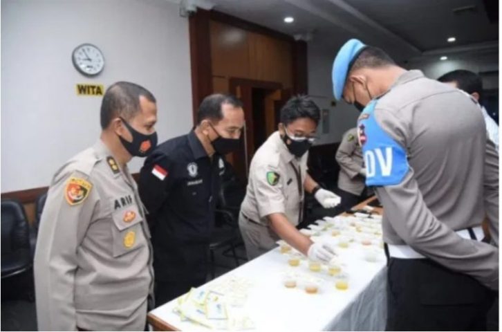 Wujudkan Bersinar Menuju Polri Presisi, Div Propam Polri Tes Urine ...