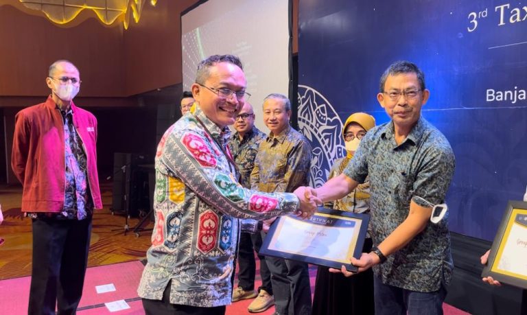 Taat Pajak, Mitra Cakrawala International Raih Annual Award KPP Madya ...