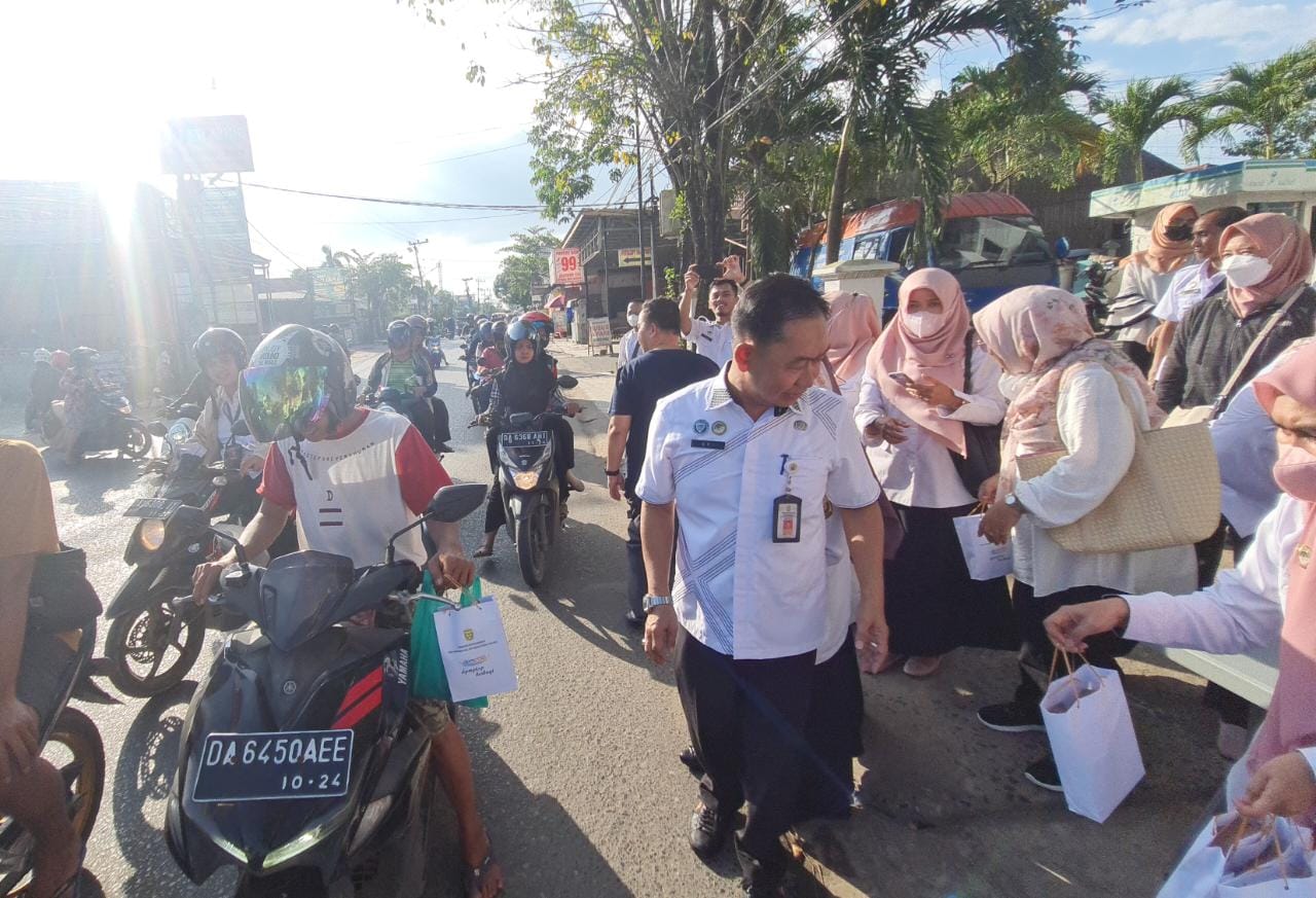 DPMPTSP Bagikan Takjil kepada Pengguna Jalan