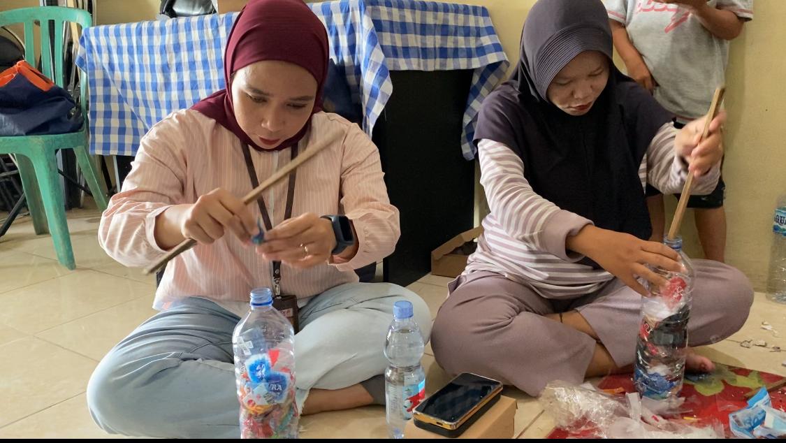 Menyulap Sampah Jadi Paving Block Hingga Tempat Duduk